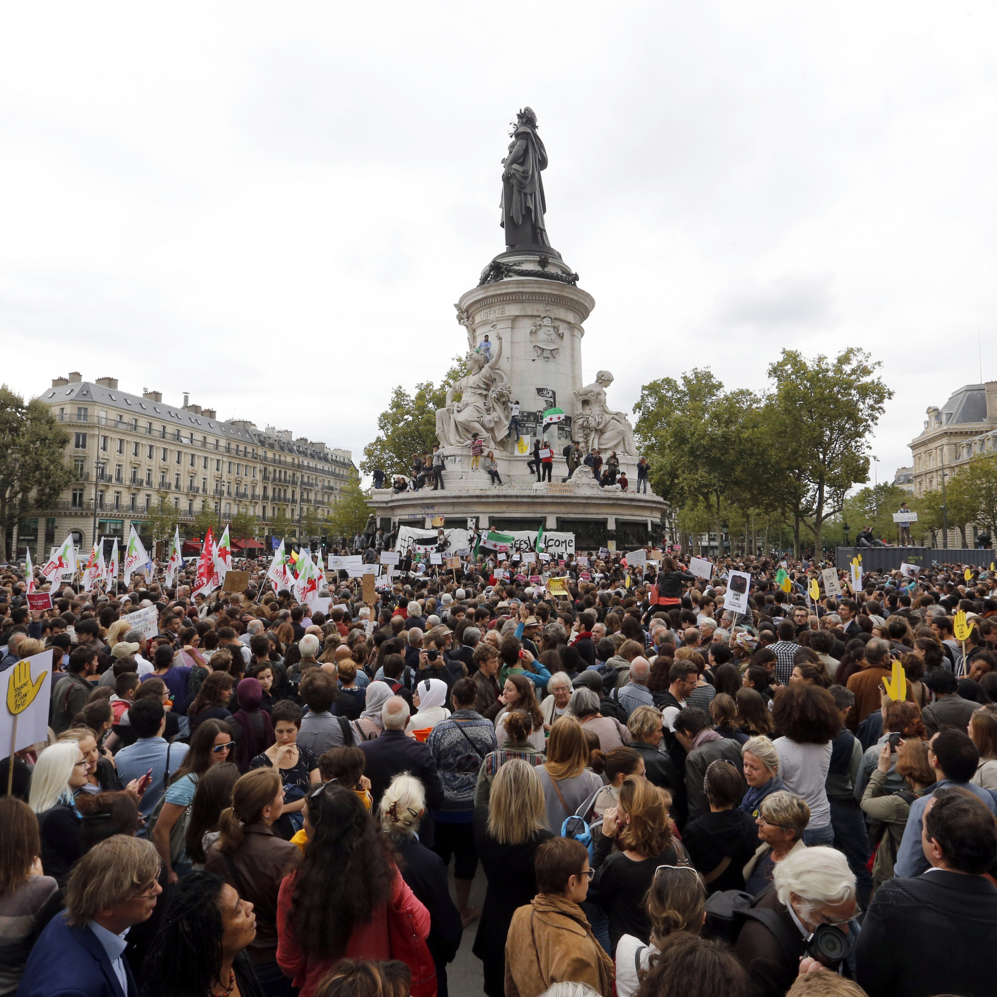 Le rassemblement place de la République à Paris en soutien aux migrants