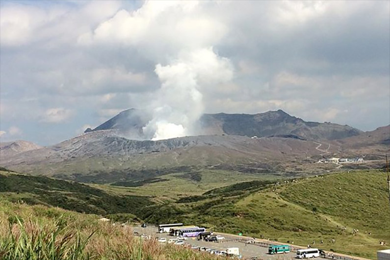 Japon : les internautes immortalisent le réveil du volcan Aso