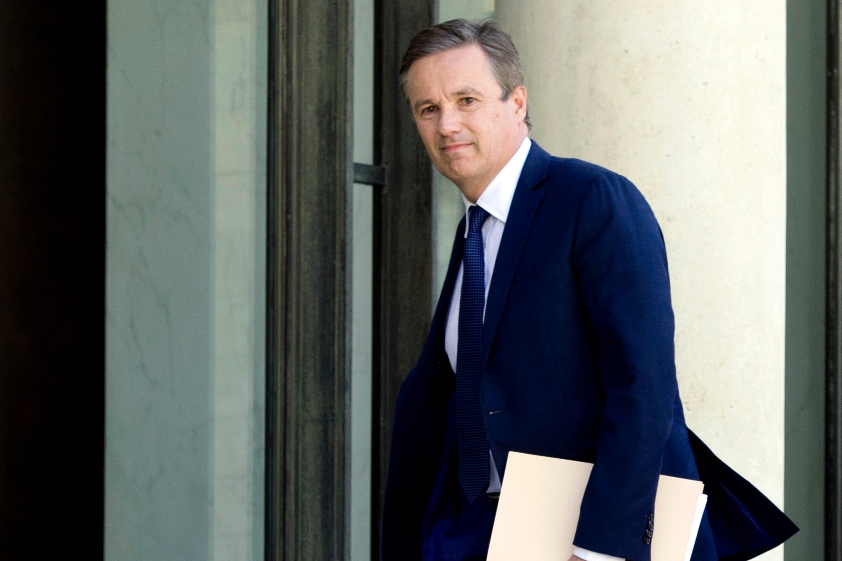 Nicolas Dupont-Aignan propose une "charte" ou un "charter" aux imams