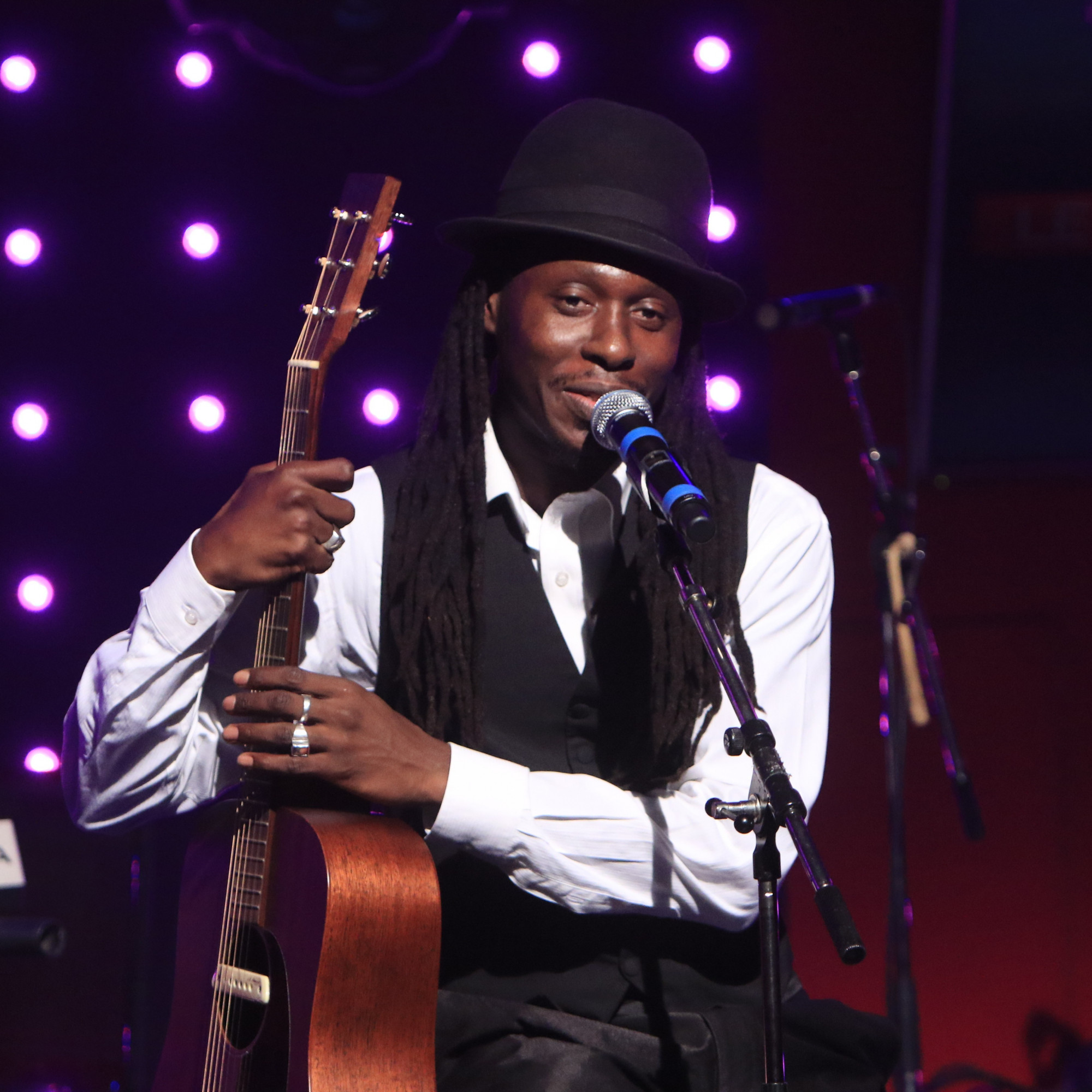 VIDÉO - Faada Freddy interprète un titre de son premier album dans "Le ...