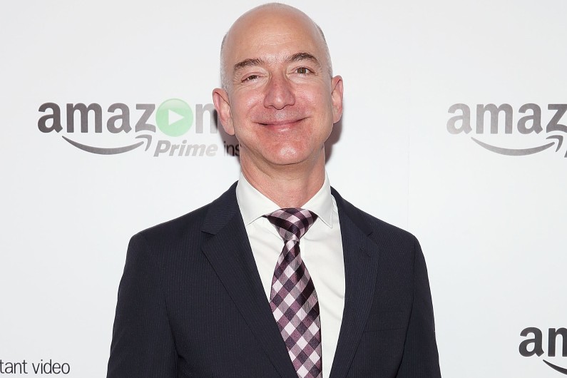 Jeff Bezos, PDG d'Amazon, devient l'homme le plus riche du monde