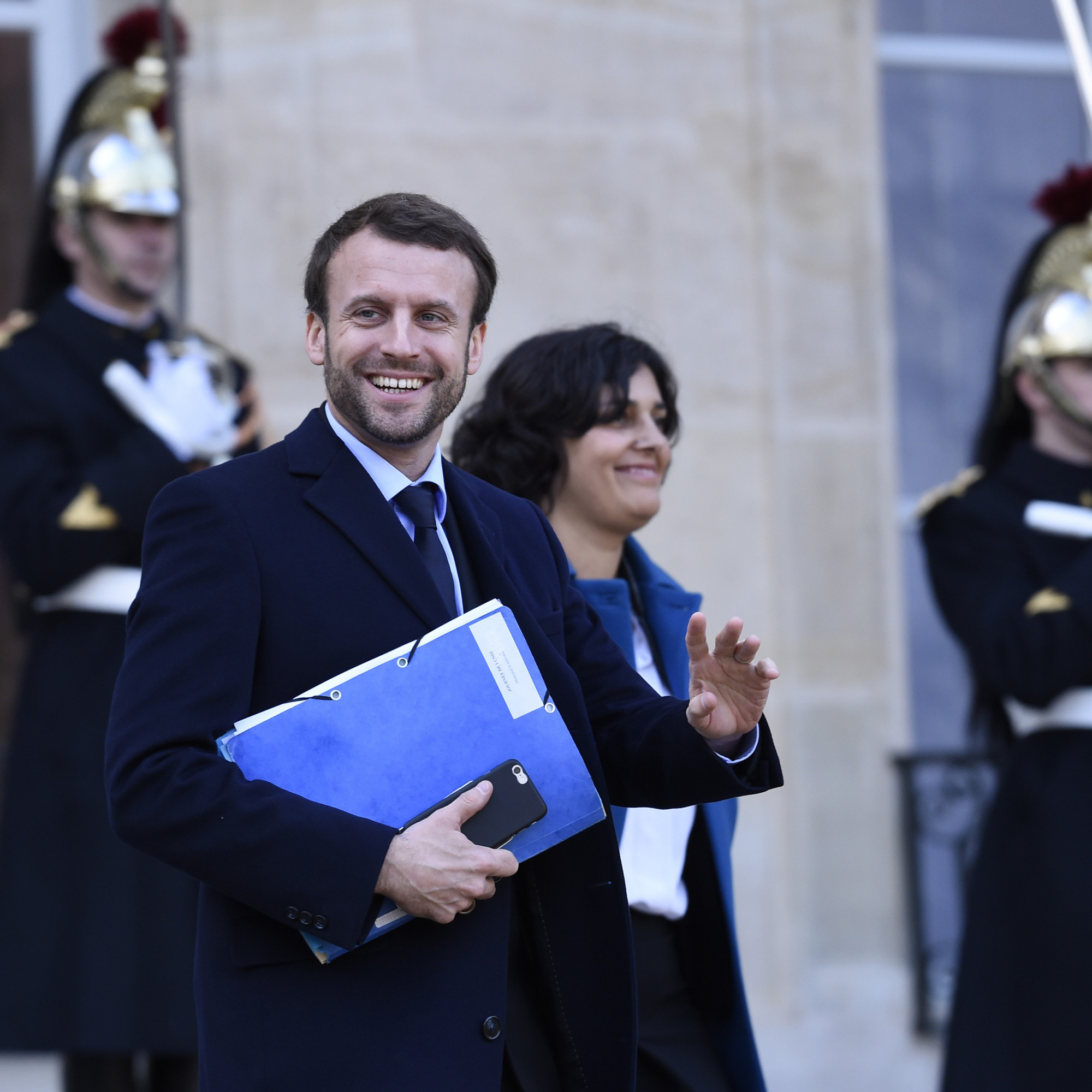 Emmanuel Macron menace David Cameron d'autoriser le passage des ...