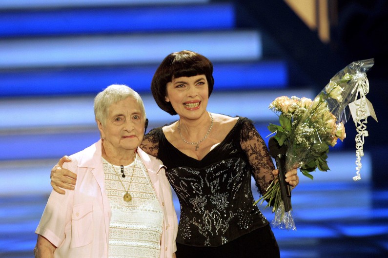 Mireille Mathieu pleure la mort de Marcelle, sa mère décédée d'une ...