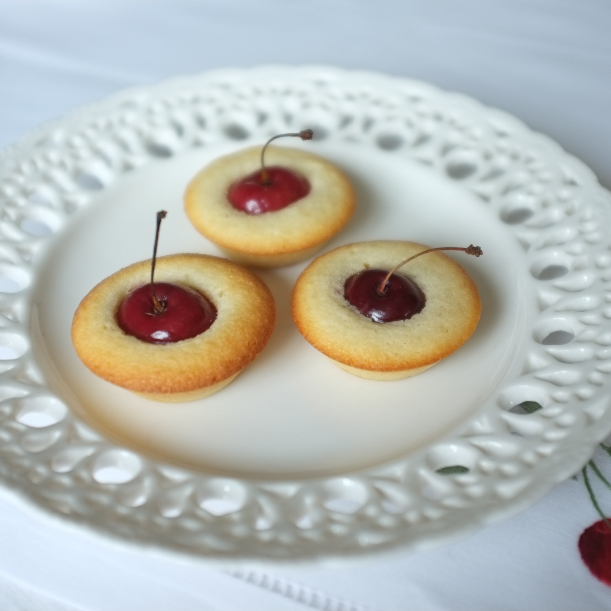 La recette sans gluten des mini financiers à la cerise