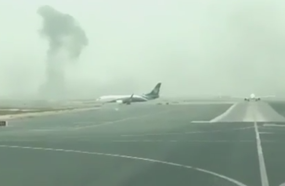 VIDÉO - Dubaï : un avion en feu atterrit à l'aéroport
