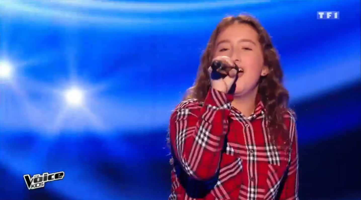 VIDÉO - "The Voice Kids" : Lou interpréte le tube d'AC/DC