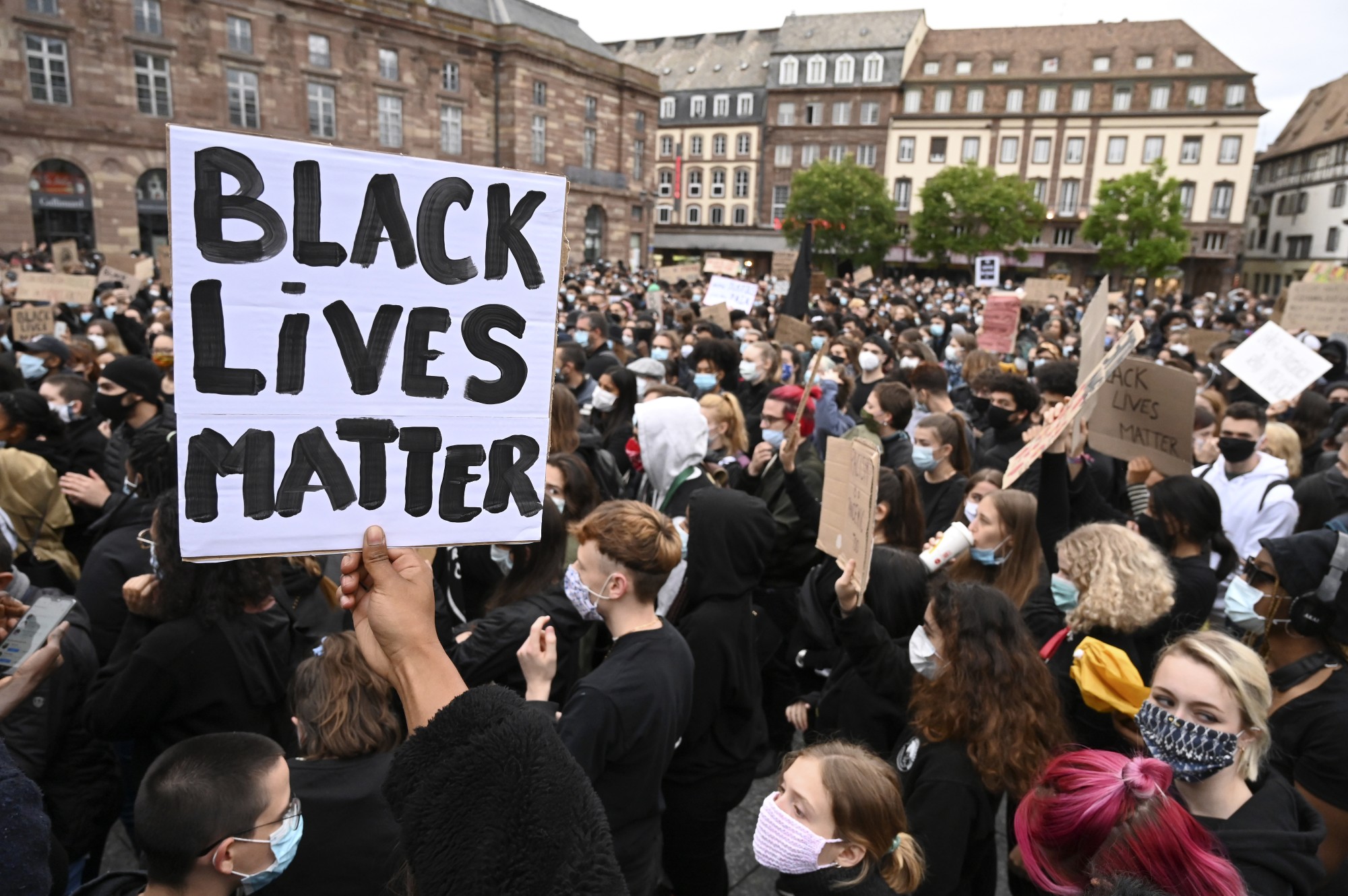 Strasbourg : plusieurs milliers de jeunes vêtus de noir pour dire non ...