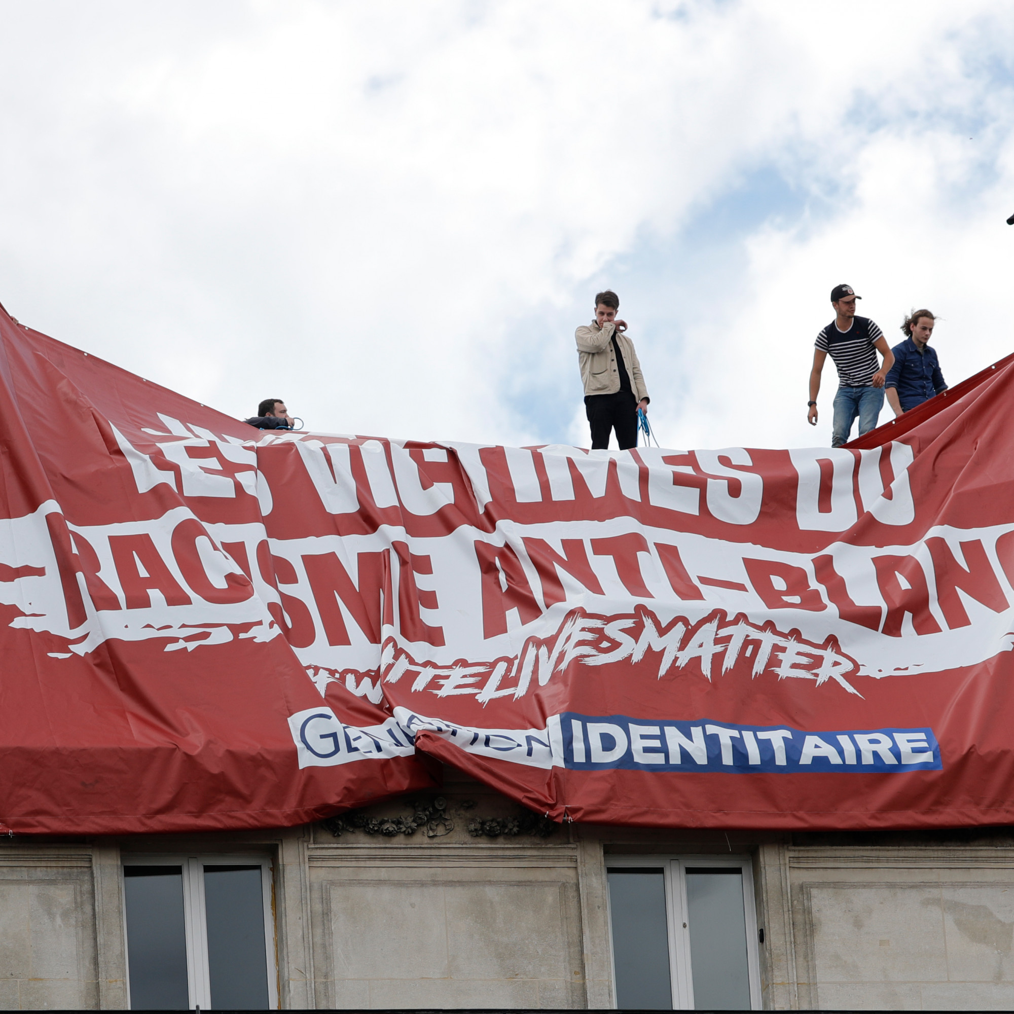 Violences policières : une banderole identitaire nargue les ...