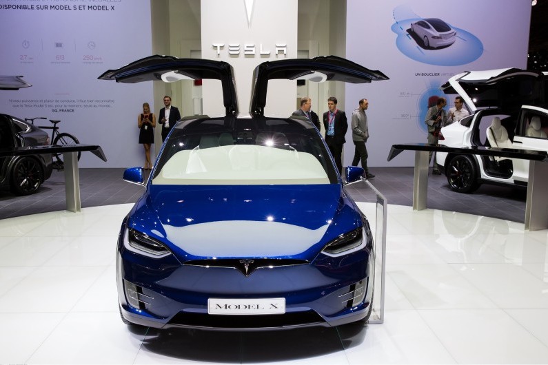 EN IMAGES - Mondial de l'Auto de Paris : la Tesla Model X déchaîne les ...