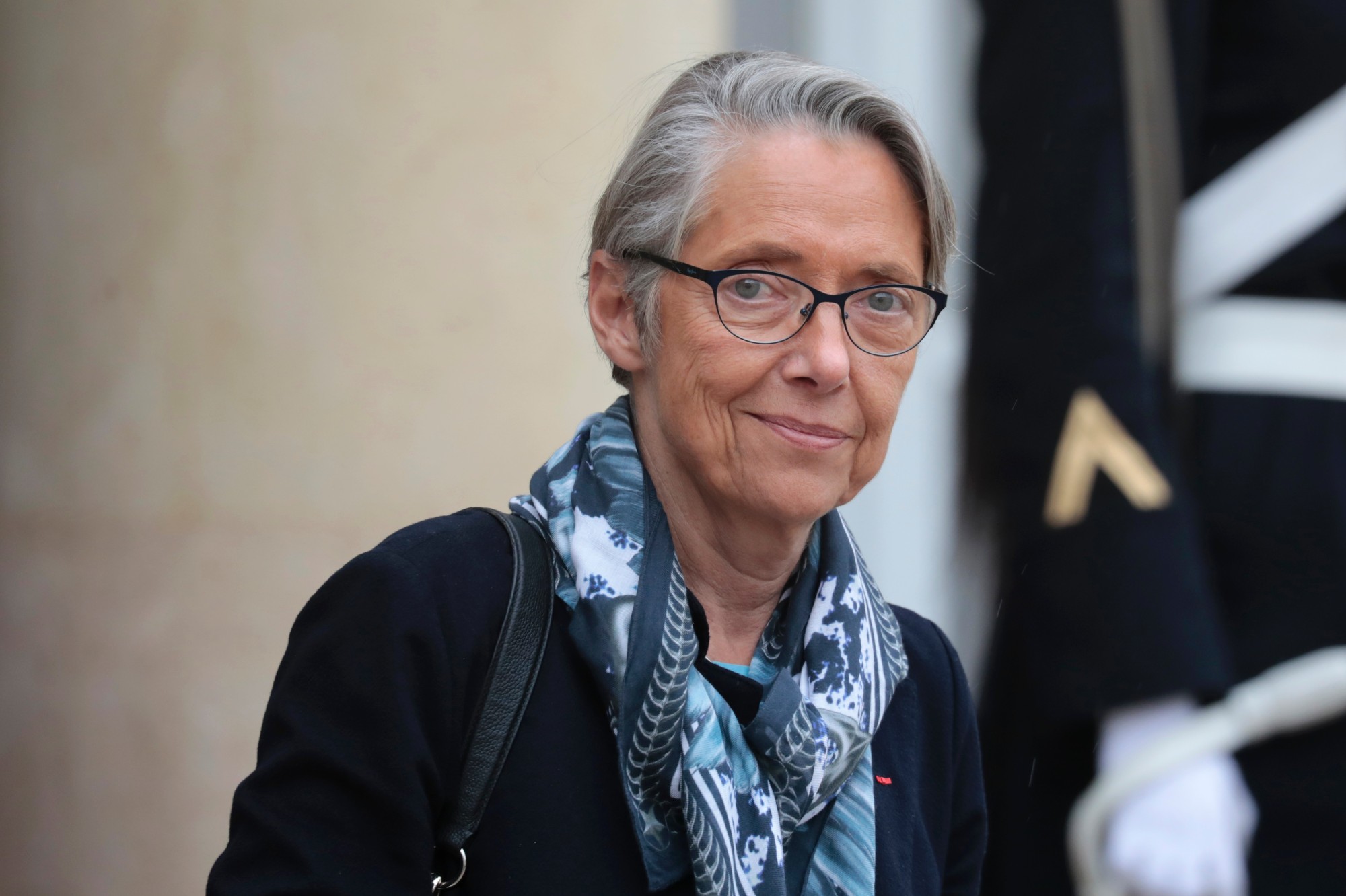 Élisabeth Borne recommande de "ne pas envisager des vacances à l'étranger"