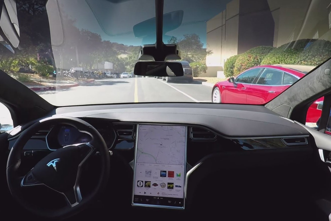 VIDÉO - À bord d'une Tesla 100% autonome en milieu urbain