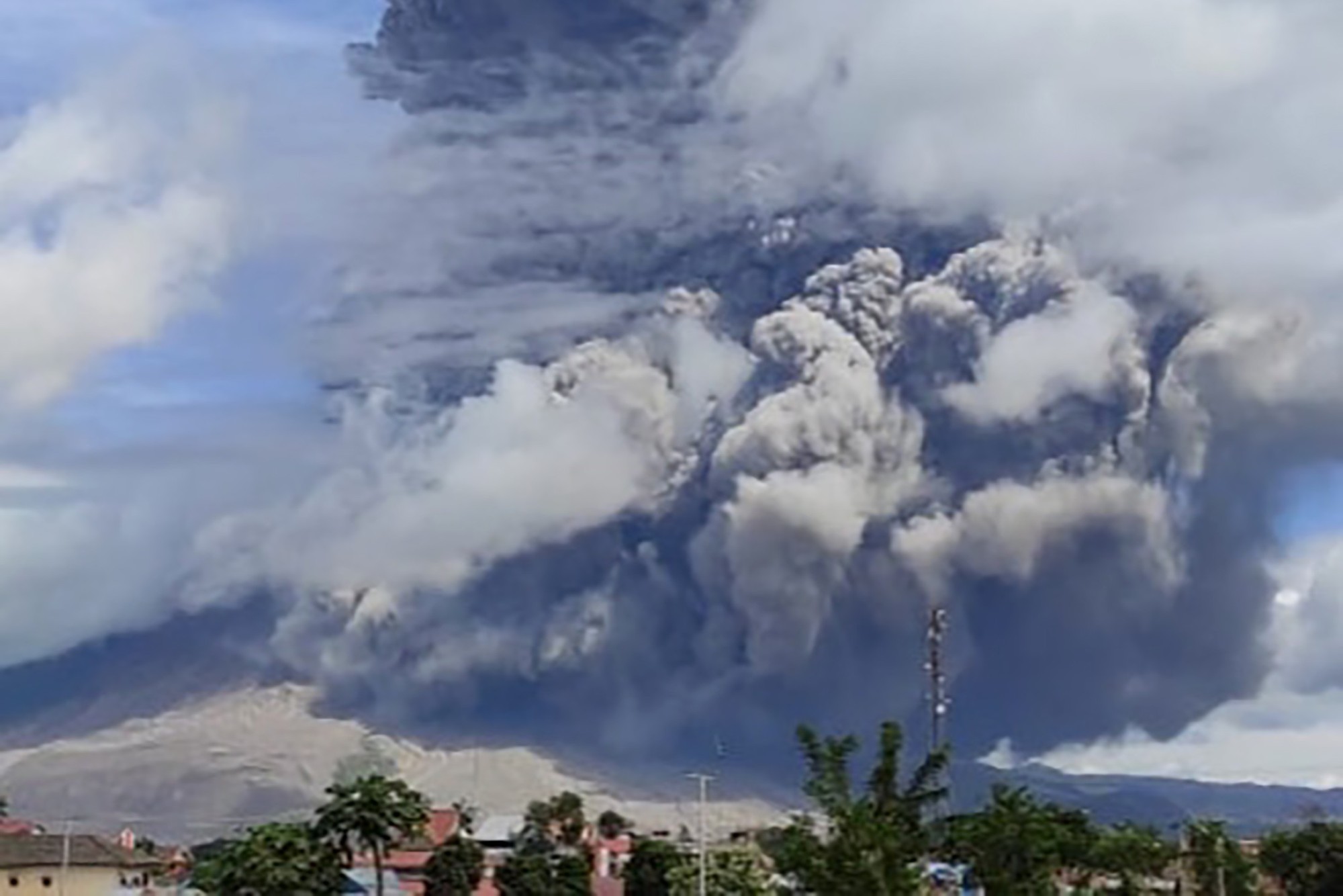Indonésie : le volcan Sinabung recouvre des villages de fumée et de cendres
