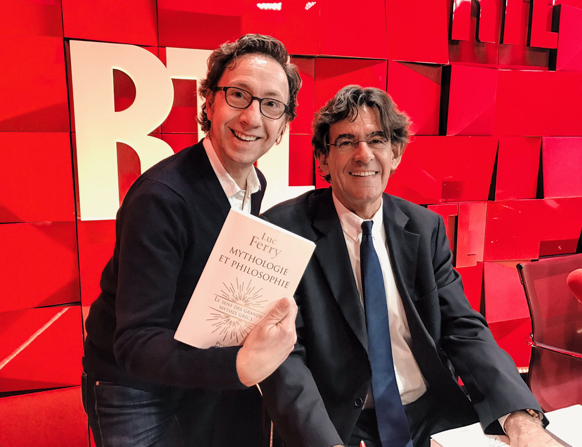 Luc Ferry est l'invité de Stéphane Bern dans A La Bonne Heure