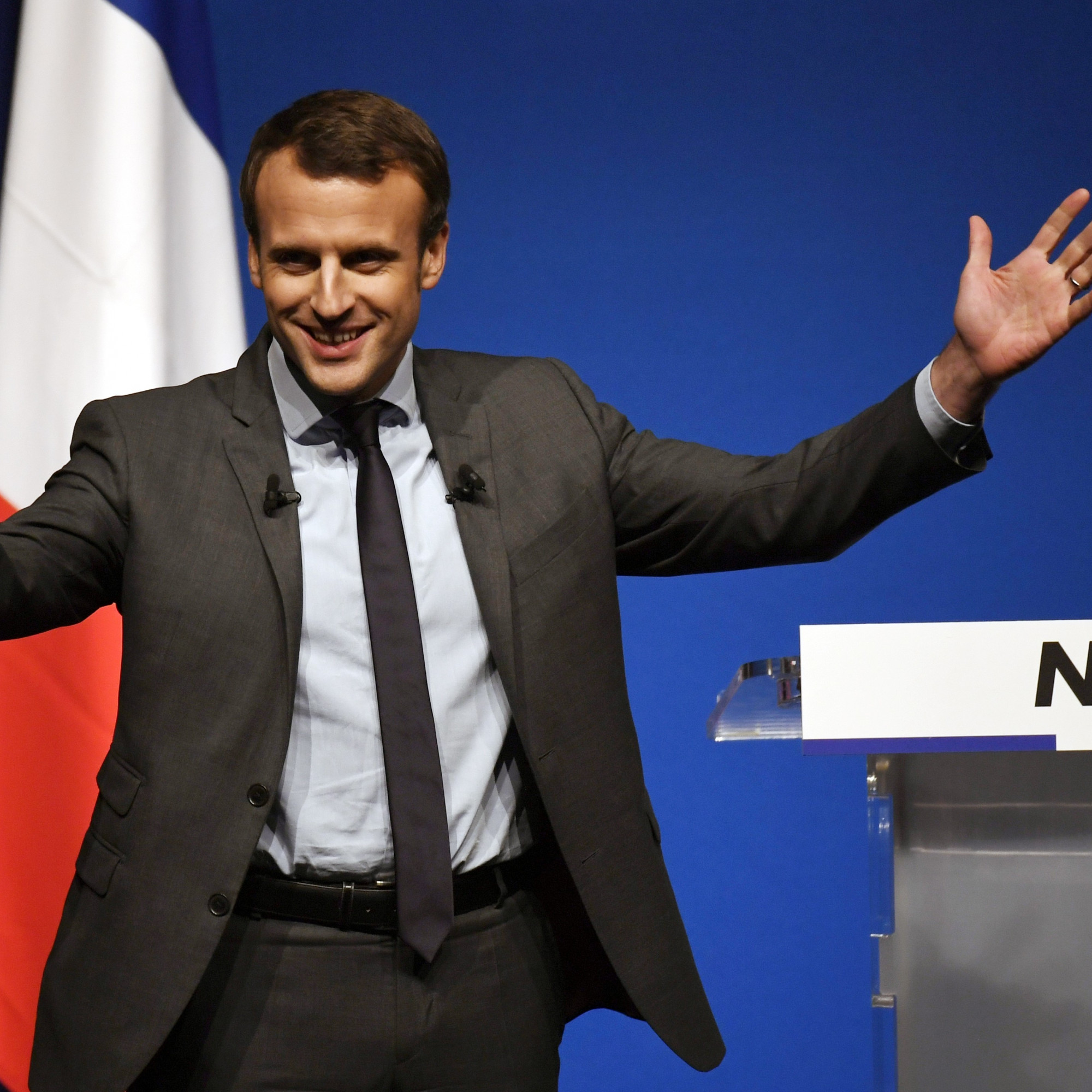 Présidentielle 2017 : Macron vire en tête au 1er tour, selon un sondage