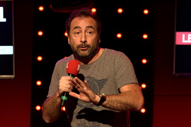 VIDÉOS - Alil Vardar joue 2 sketchs dans "Le Grand Studio RTL Humour"