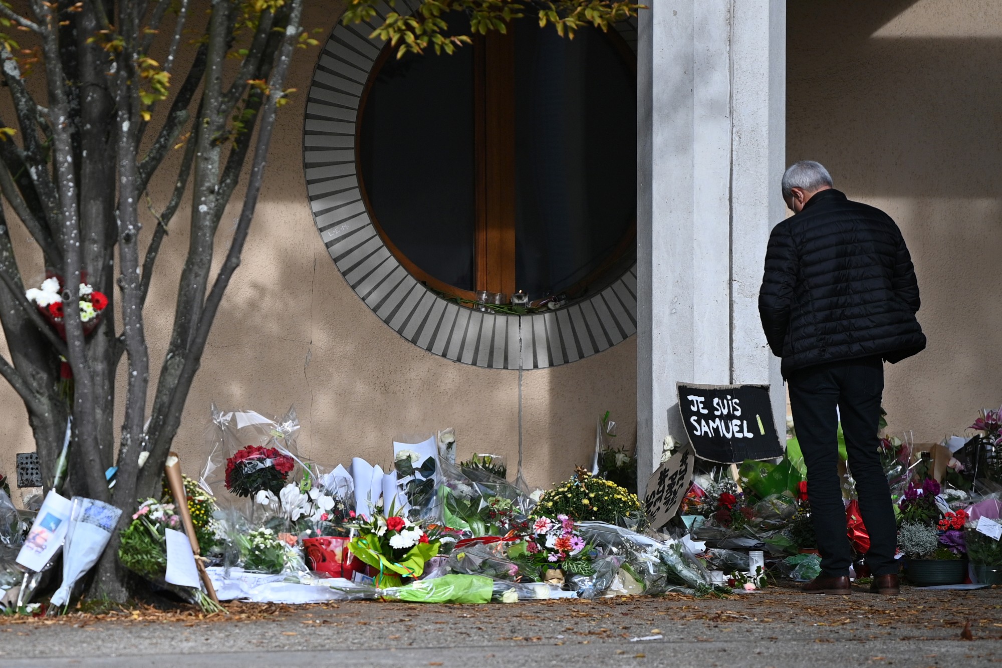 Assassinat de Samuel Paty : 15 personnes en garde à vue, dont 4 collégiens
