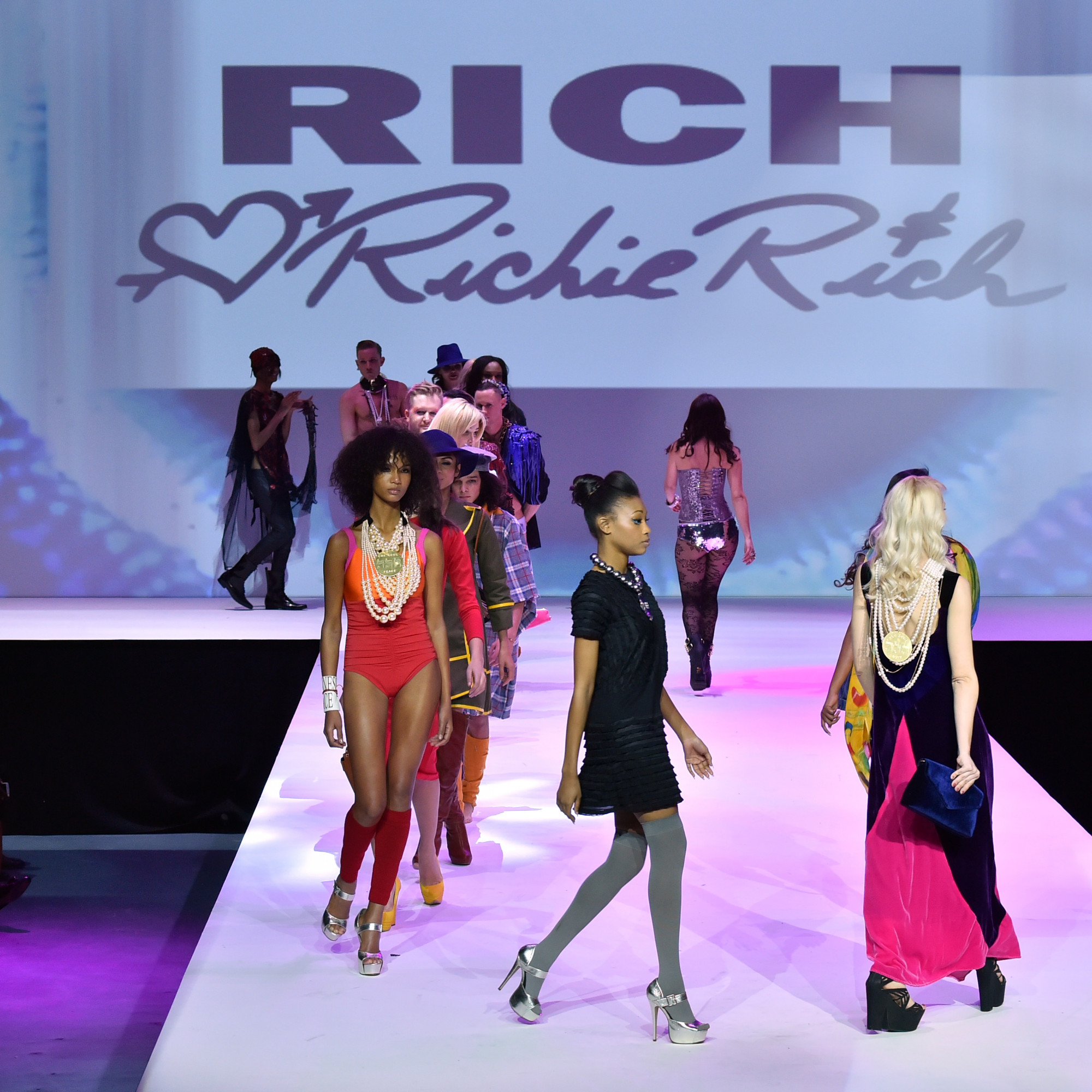 EN IMAGES - Fashion Week de New York : le défilé déjanté et engagé de ...