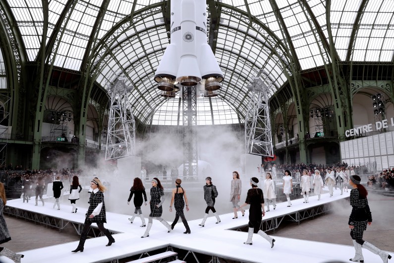 VIDÉO - Fashion Week : Chanel a fait décoller une fusée au Grand Palais