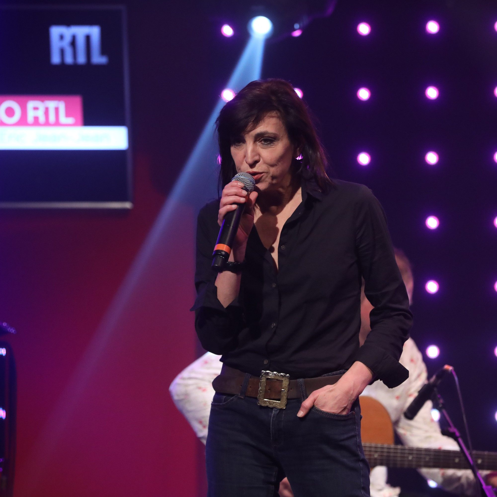 VIDÉOS - Jil Caplan interprète 2 titres dans "Le Grand Studio RTL"