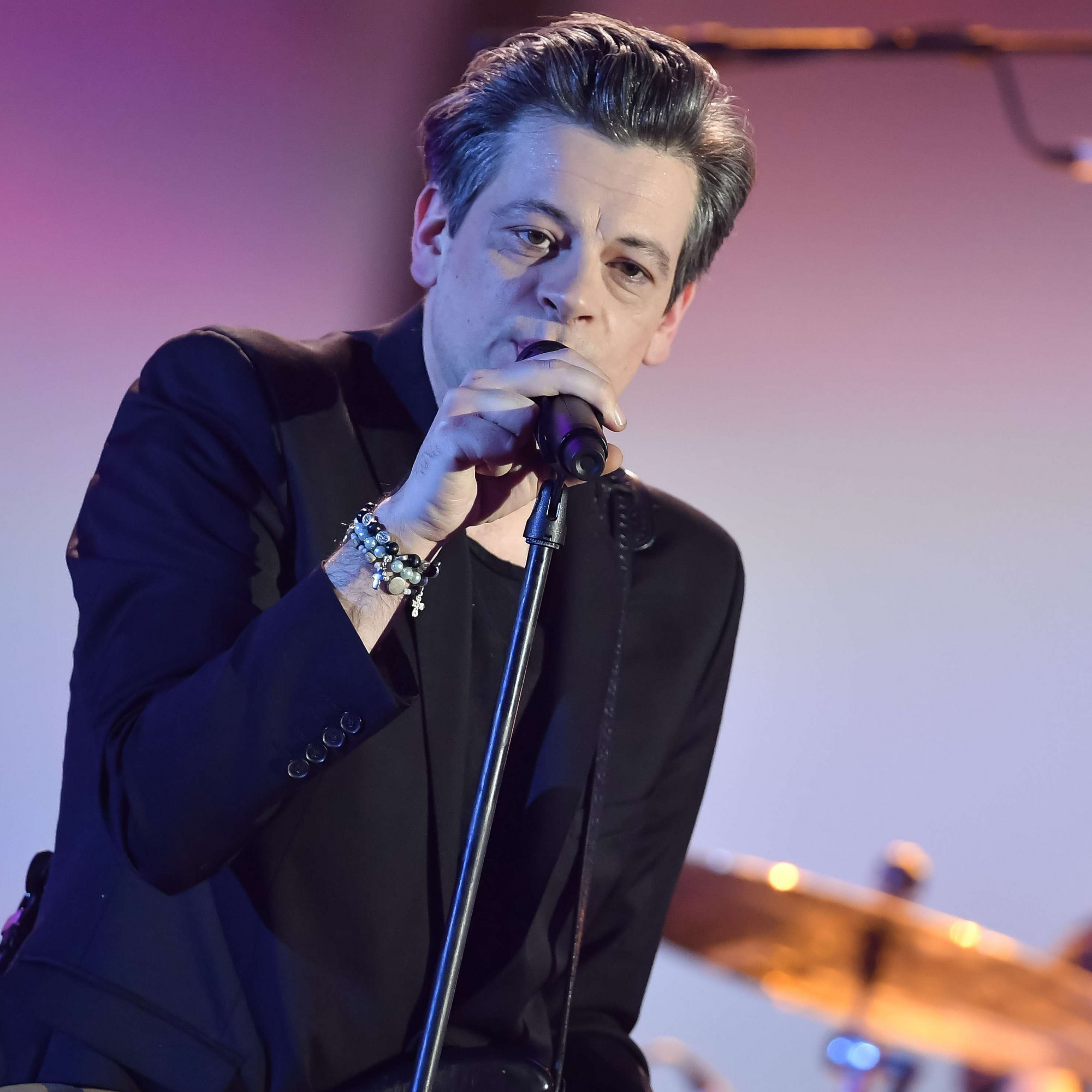 Benjamin Biolay : "Il m'arrive de boire pour oublier", confie le chanteur