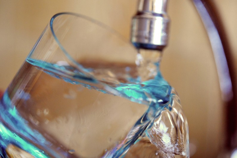 Déshydratation : "Faites le test du pli cutané", conseille Michel Cymes