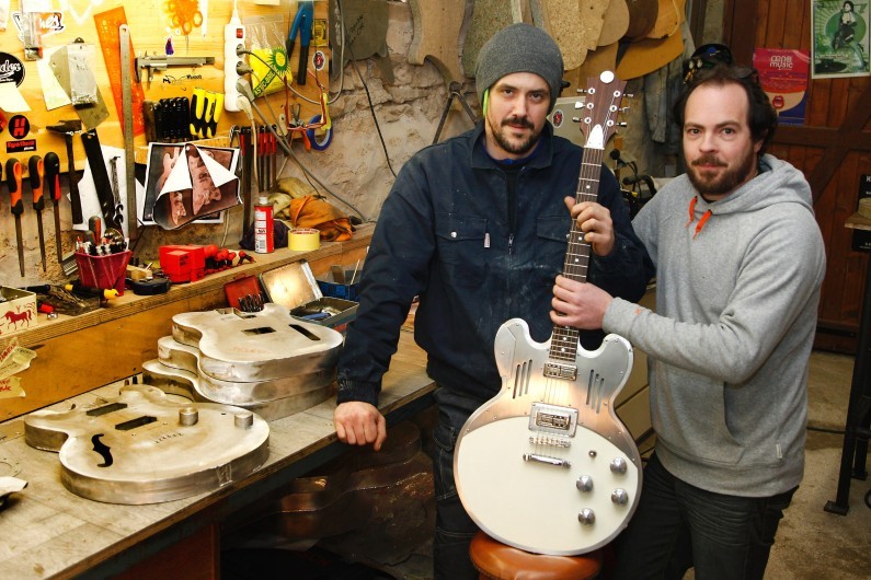 Jérémy et Bertrand fabriquent à la main des guitares en aluminium