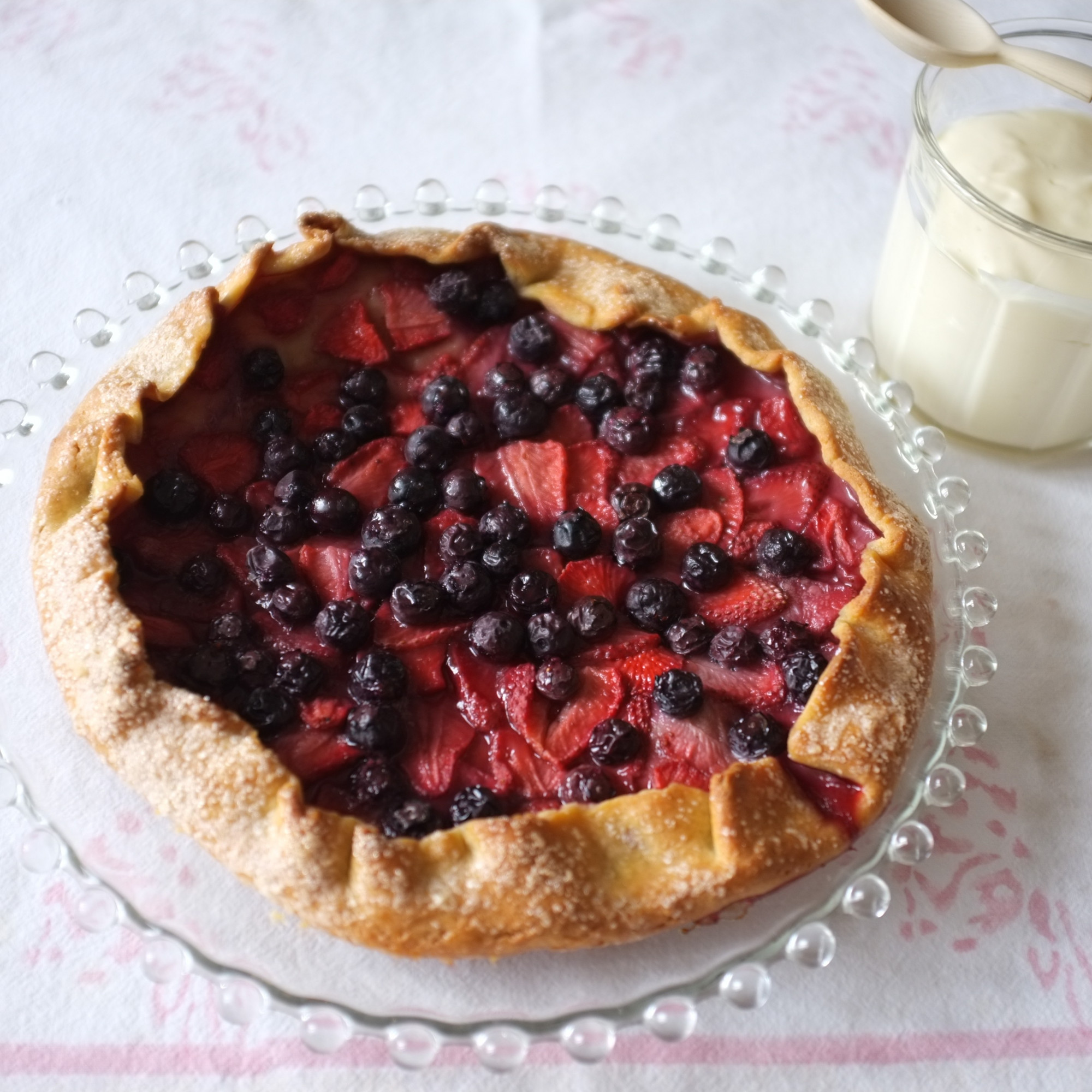 La tarte rustique parfaitement imparfaite aux fraises et myrtilles sans ...
