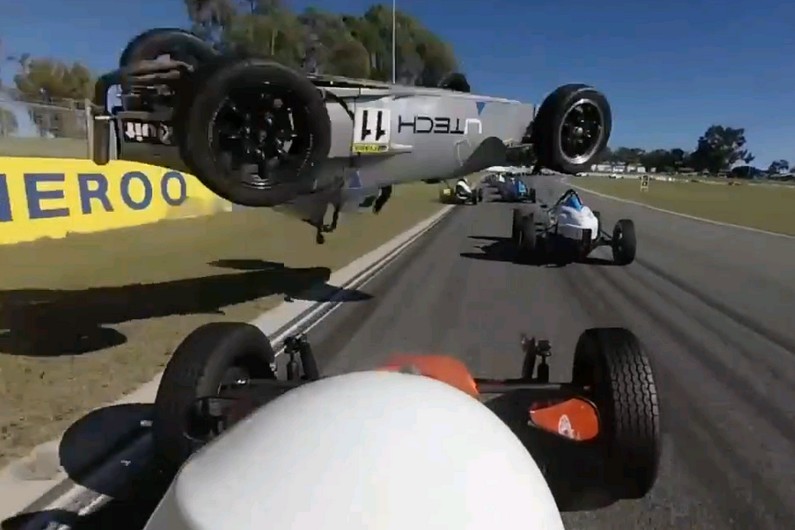 VIDÉO - Formule Vee : l'impressionnant crash avec vol plané se termine bien