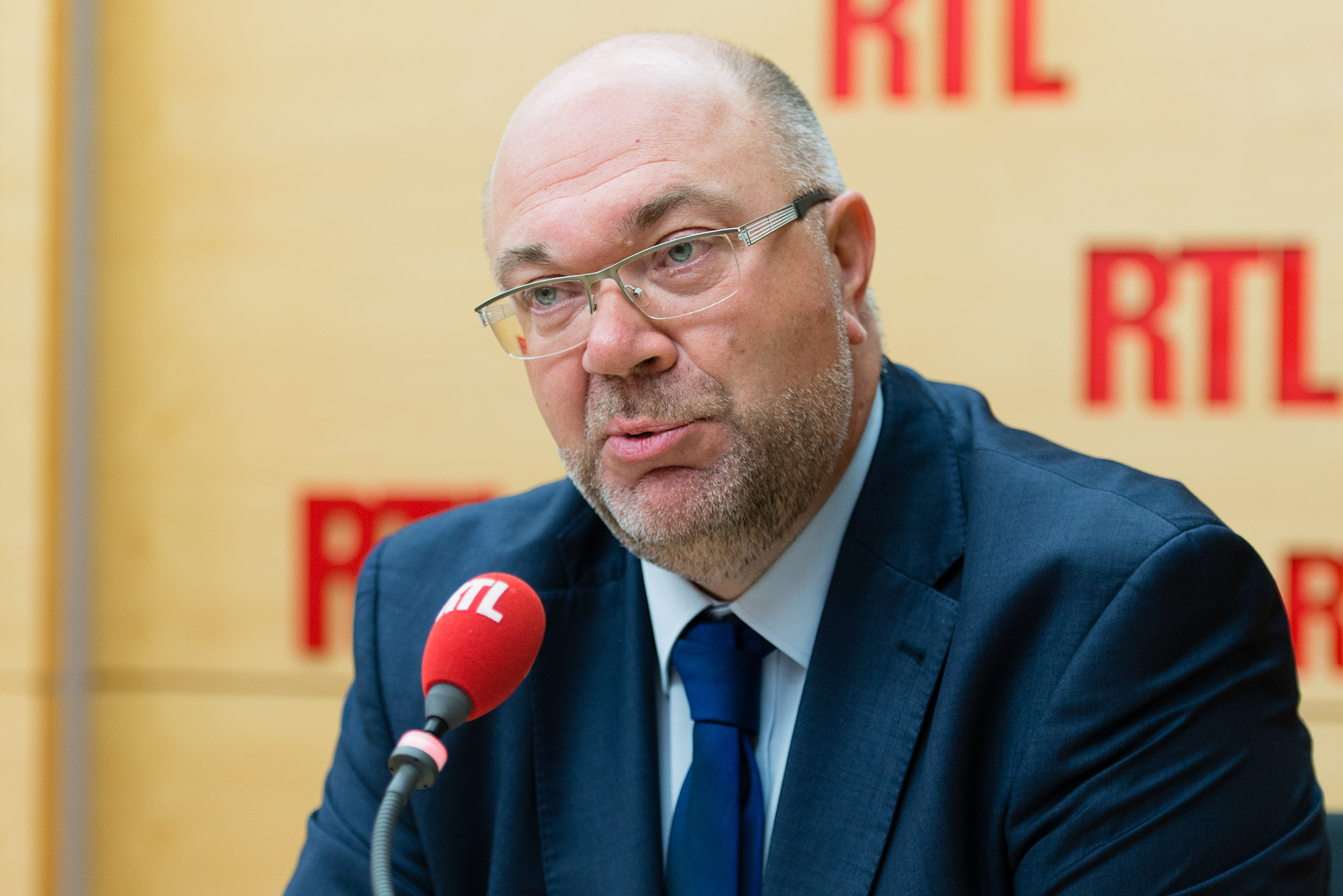"Nous avons donné des moyens au bio", se défend Stéphane Travert