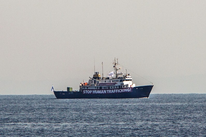Le navire anti-migrants en passe d'être sauvé par un bateau d'aide aux ...