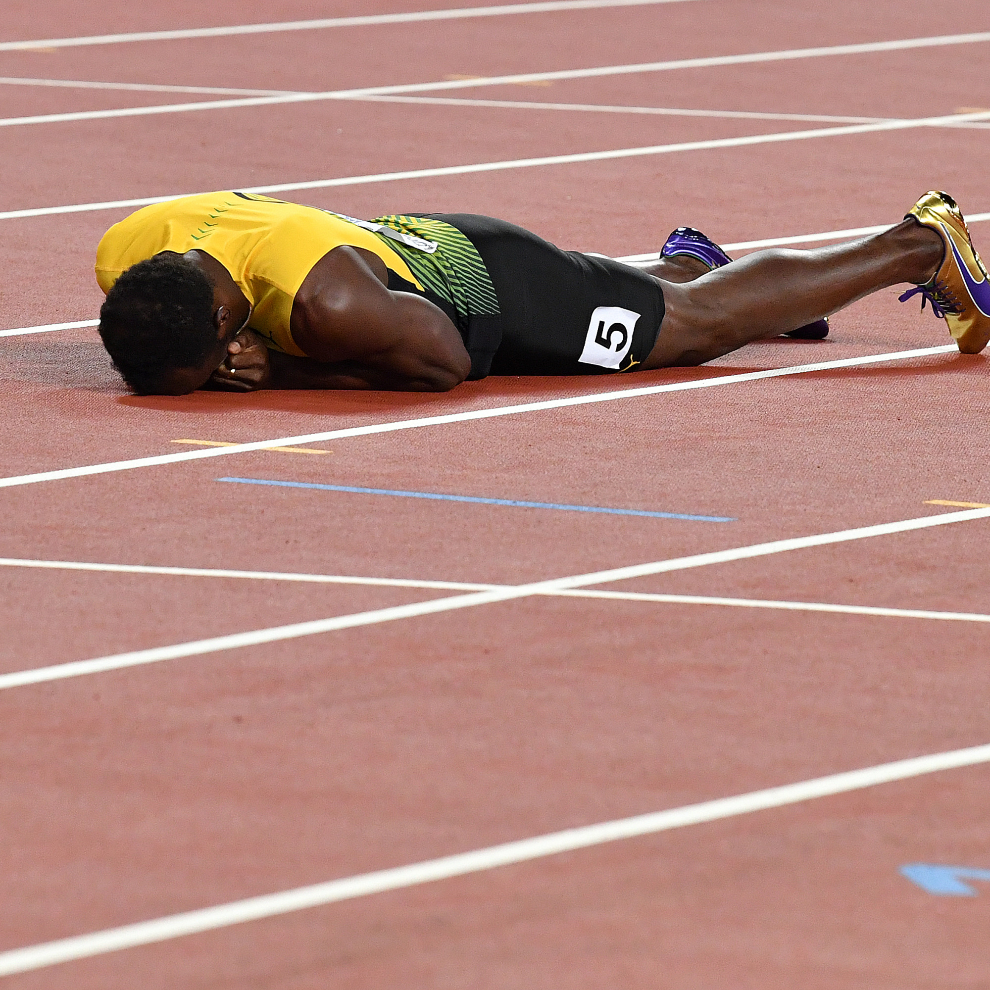 VIDÉO - Usain Bolt "foudroyé" par une blessure lors de sa dernière course
