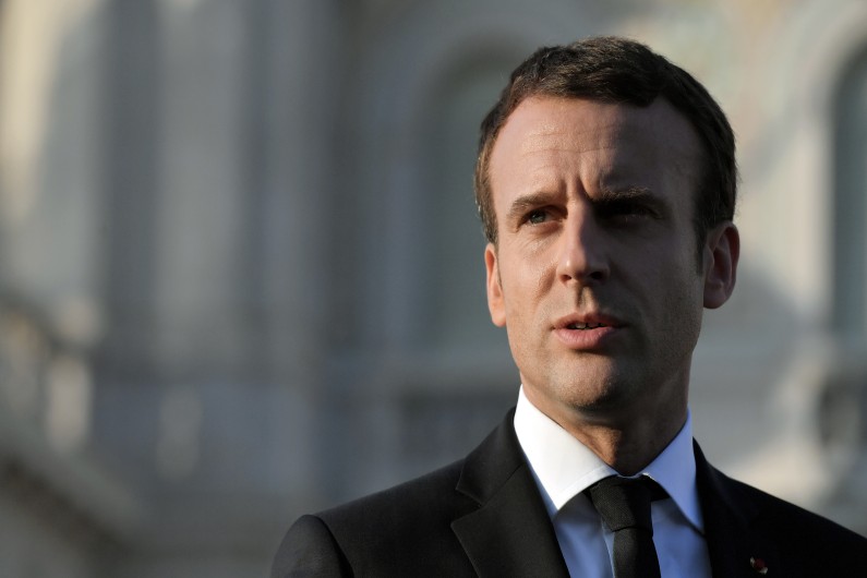 Emmanuel Macron montré dans un bain de lumière en une de "The Economist"