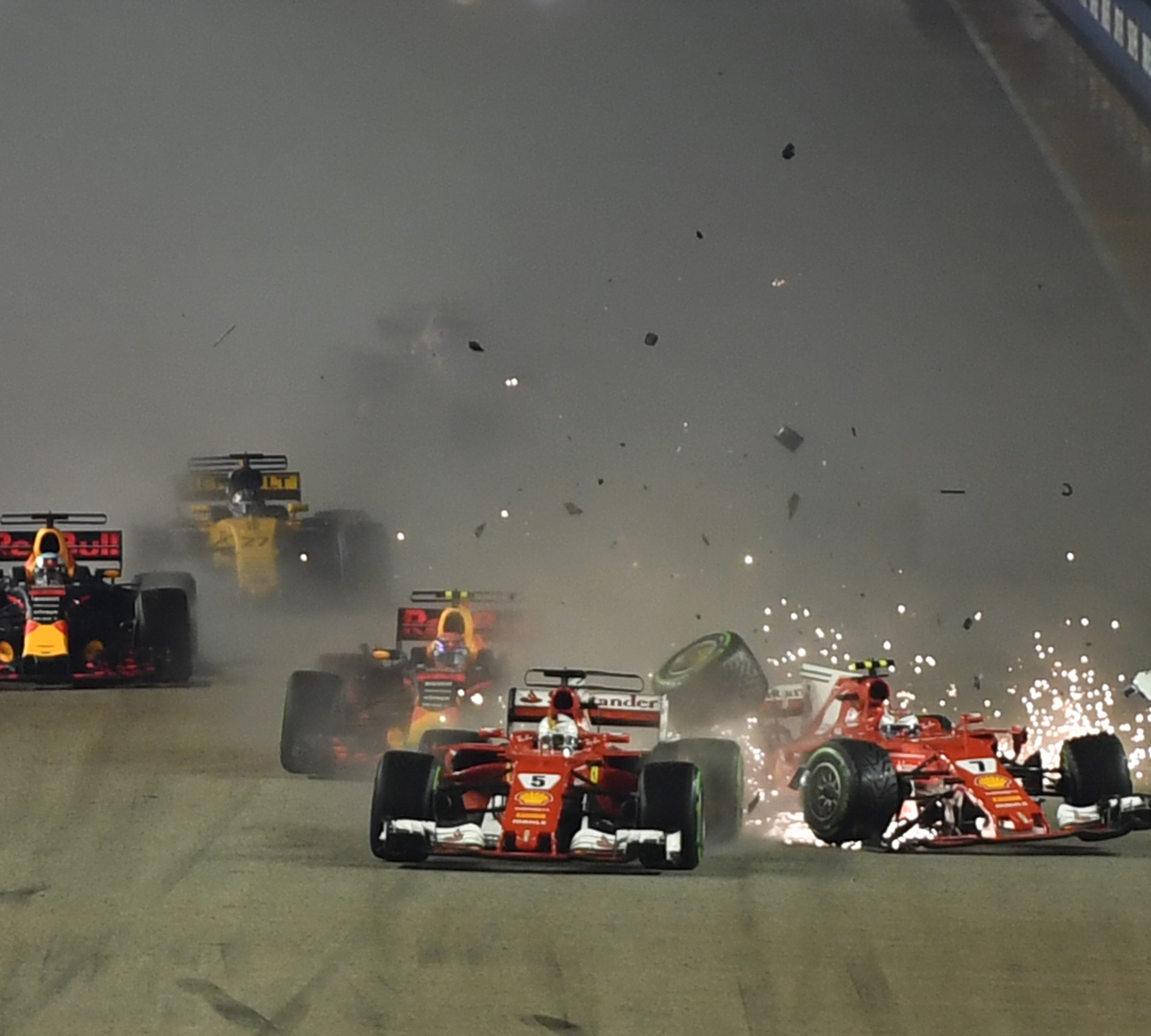 VIDÉO - Formule 1 : l'incroyable crash de Räikkönen sous la pluie de ...