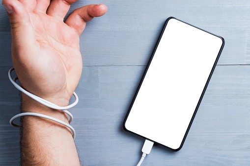 VIDÉO - Journée mondiale sans téléphone portable : tous accros