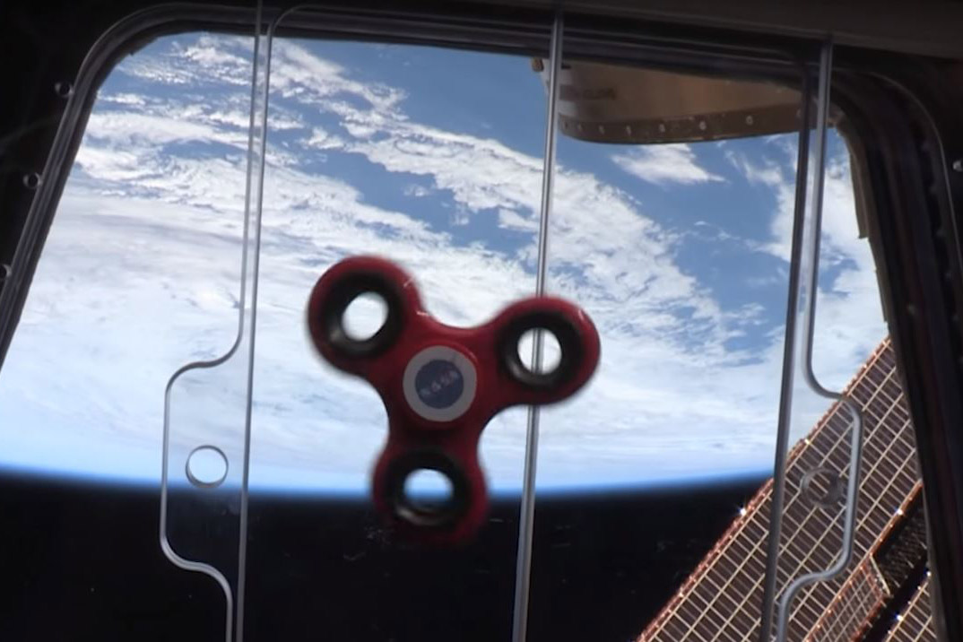 VIDÉO - Des astronautes jouent avec un hand spinner dans l'espace