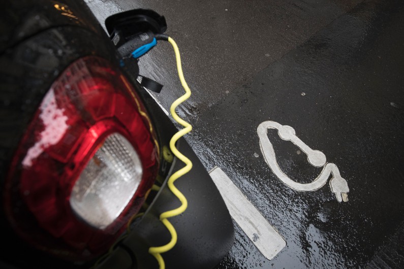 Russie : pourquoi l'"Amber Avtotor", la première voiture électrique 100 ...