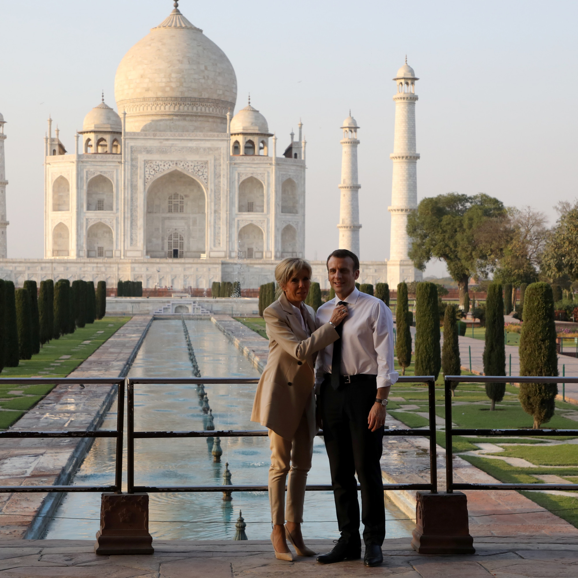 Emmanuel et Brigitte Macron en amoureux devant le Taj Mahal : les ...