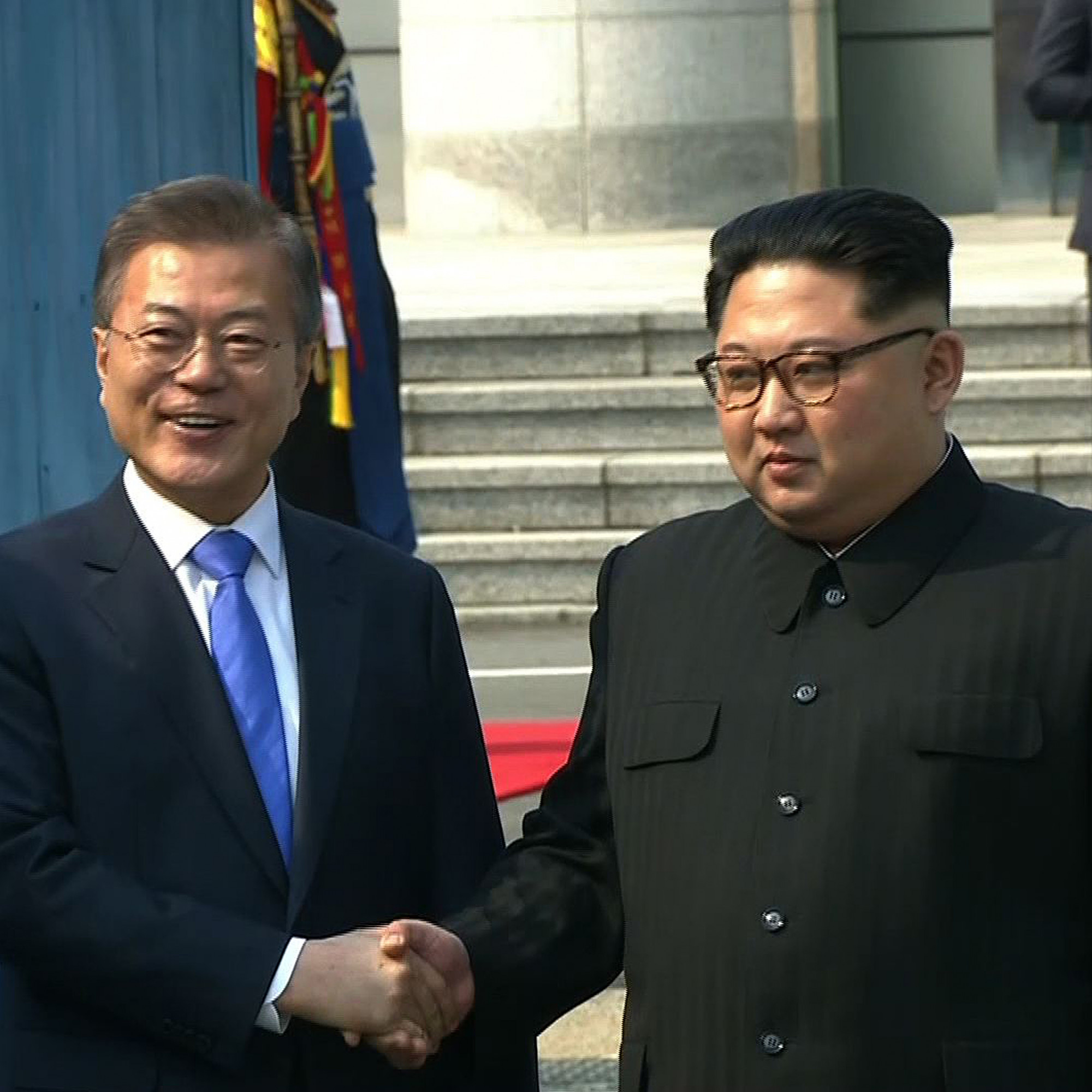Corées : poignée de main historique entre Kim Jong-un et Moon Jae-in