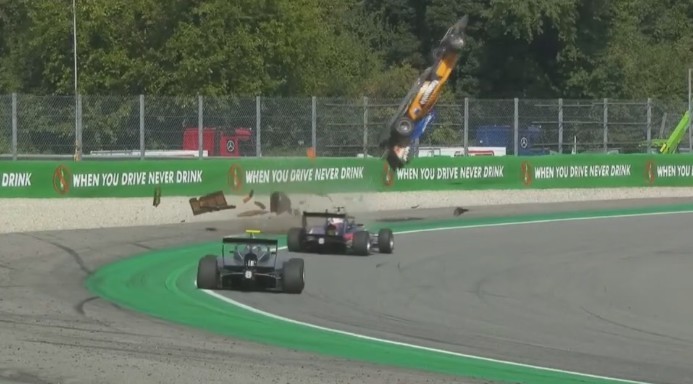 VIDÉO - Formule 3 : le crash impressionnant de l'Australien Alex Peroni