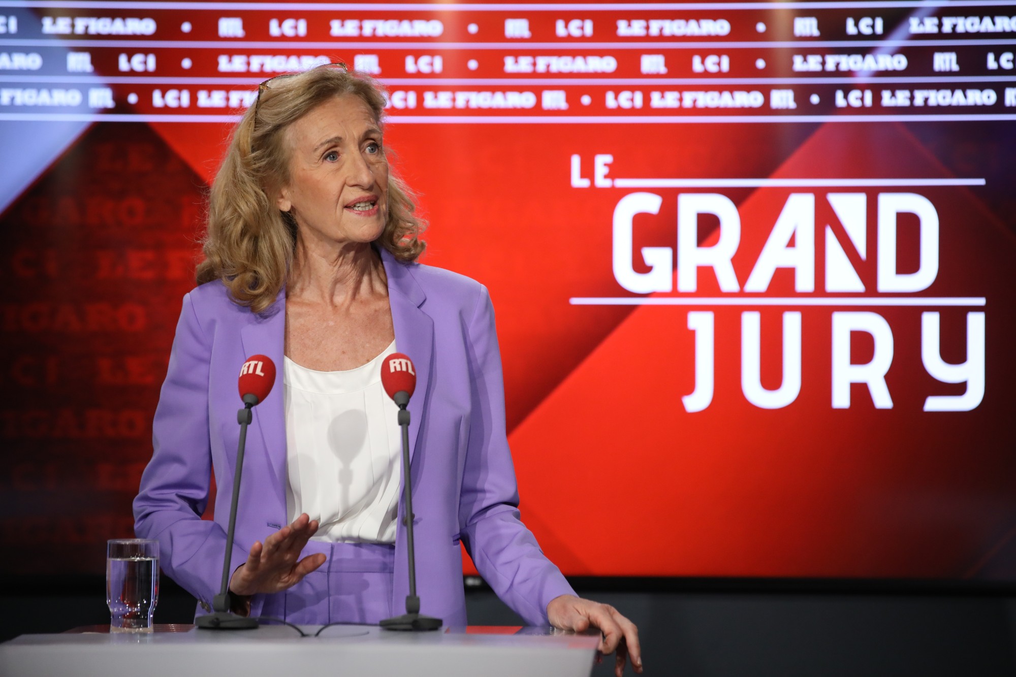 PMA : une "malédiction" pour Bellamy, "une chance" lui répond Belloubet ...