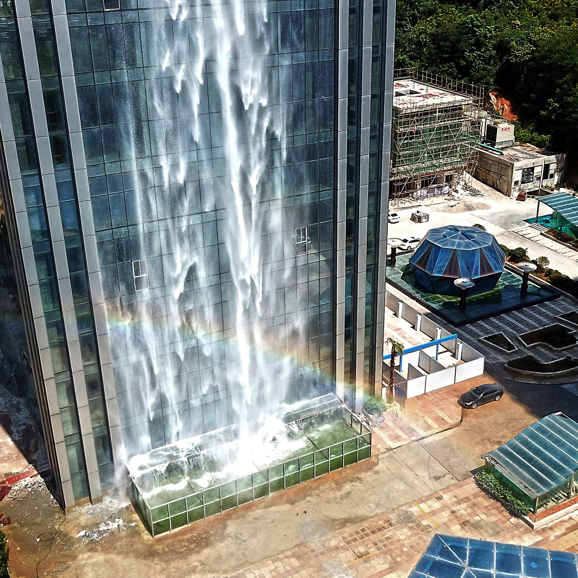 DIAPORAMA - Chine : un gratte-ciel improbable avec cascade intégrée