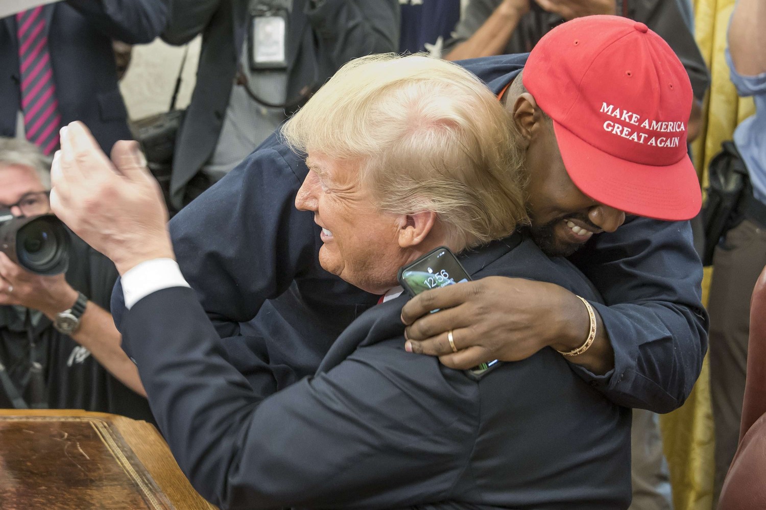VIDÉO - Quand Kanye West enlace Donald Trump devant les caméras