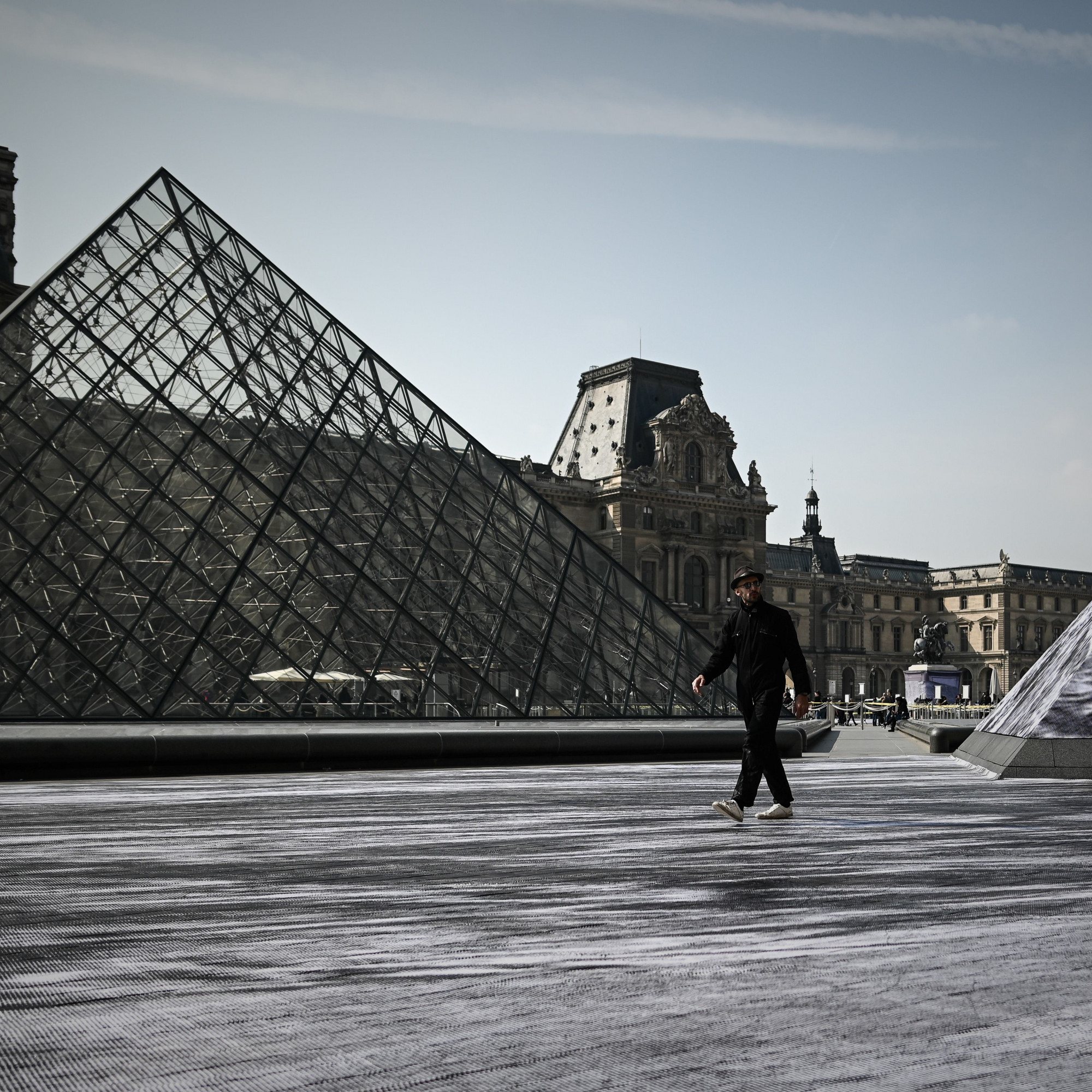 30 ans de la Pyramide du Louvre : JR dévoile un trompe-l'oeil grandiose