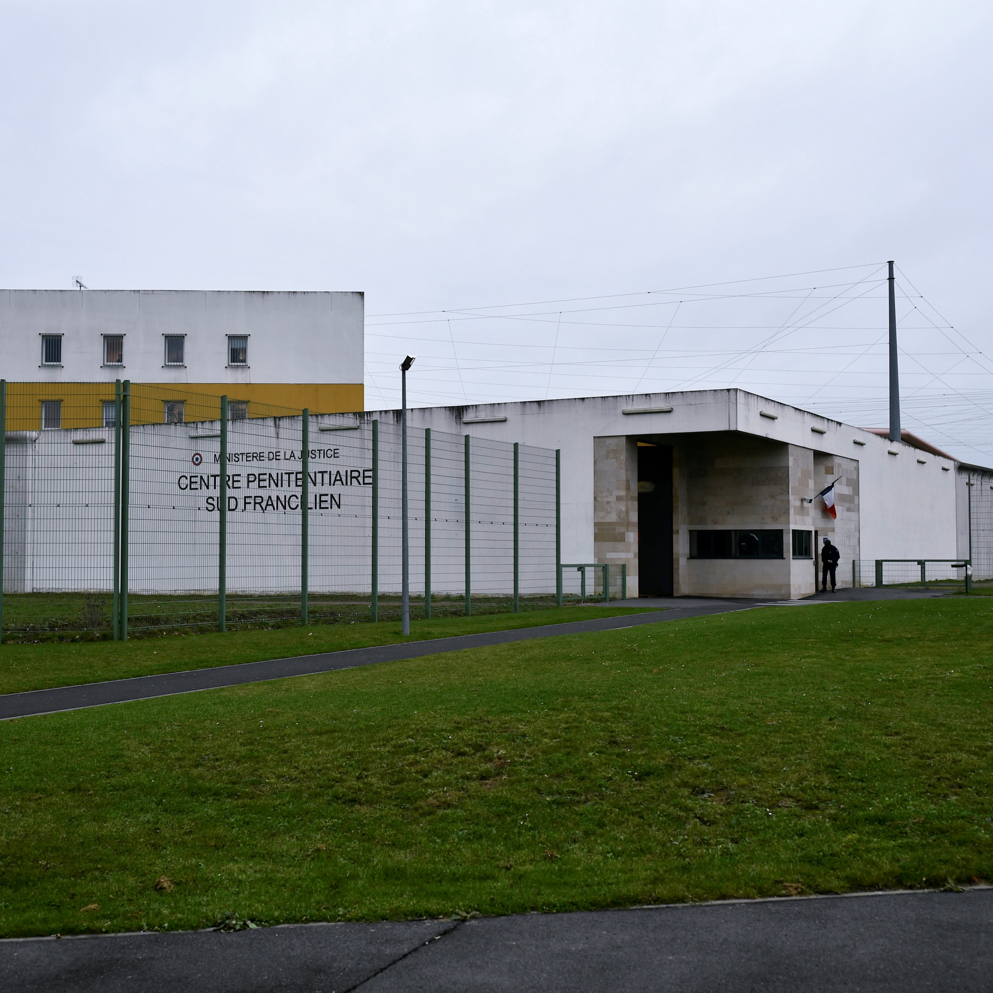 Six surveillants de la prison de Réau en garde à vue, notamment pour ...