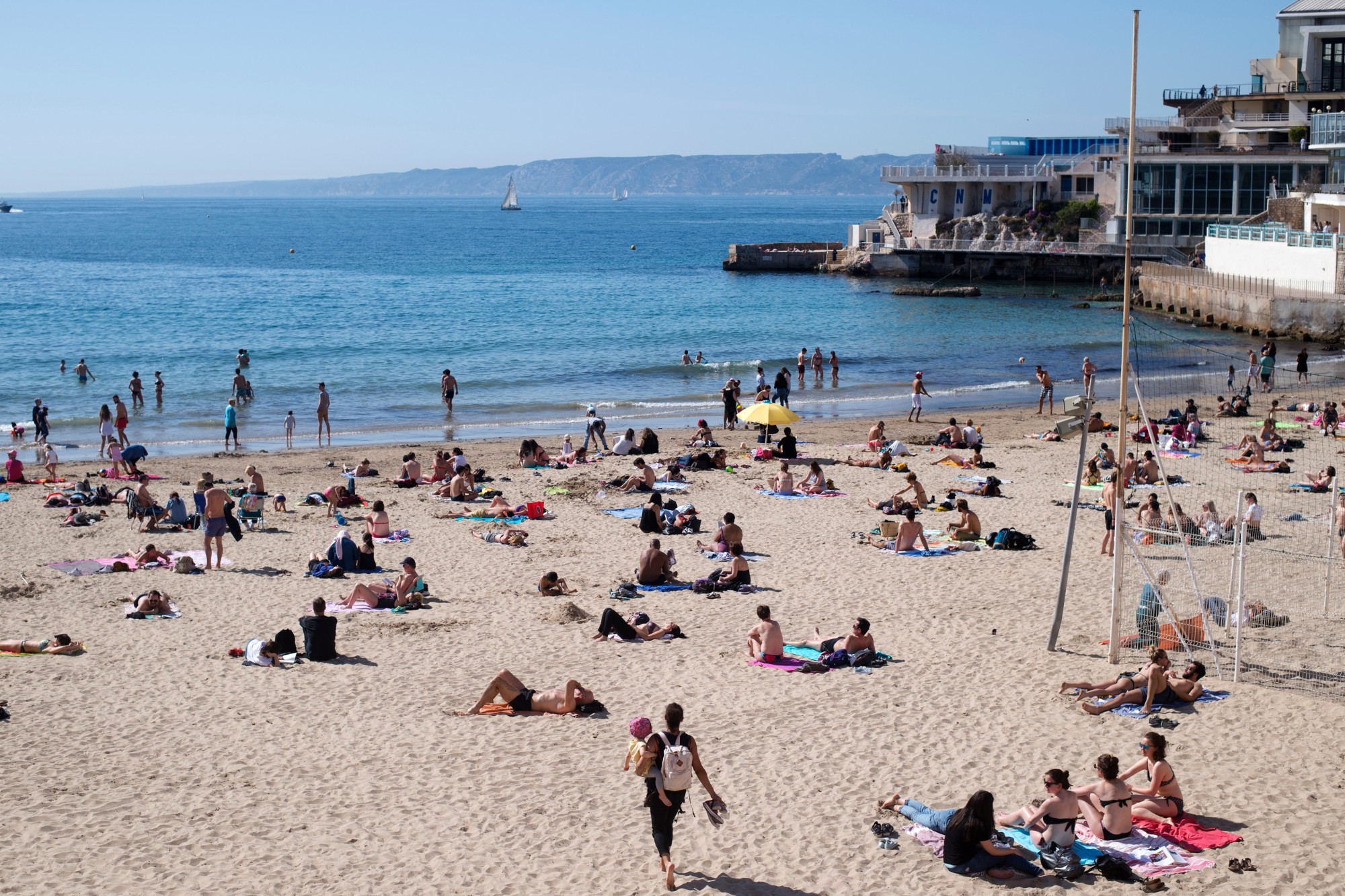 Vacances d'été : que signifie le drapeau violet sur les plages Vacances d'été : que signifie le drapeau violet sur les plages
