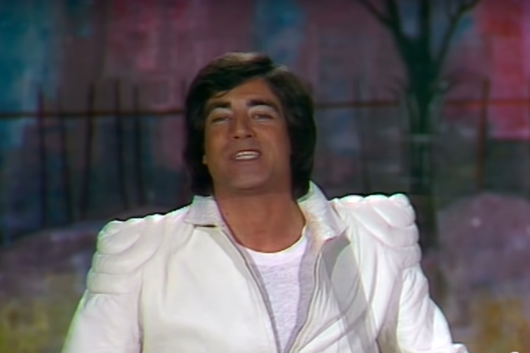 Ringo chante "Qui est ce grand corbeau noir", adaptation loufoque de ...