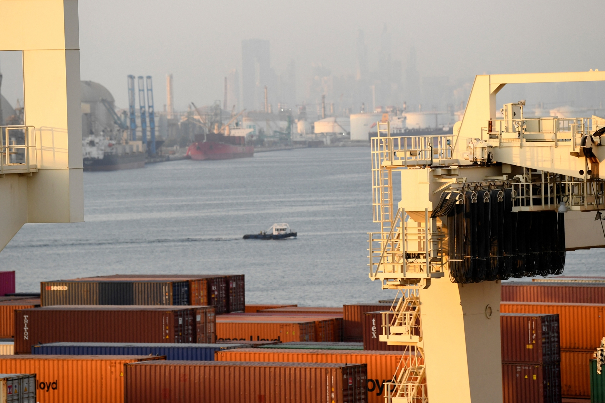 Dubaï : une explosion provoque un incendie dans le principal port de la ...