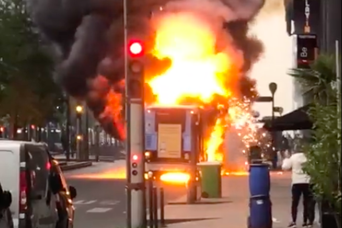 VIDÉOS - Paris : un bus prend feu dans le XIIe arrondissement