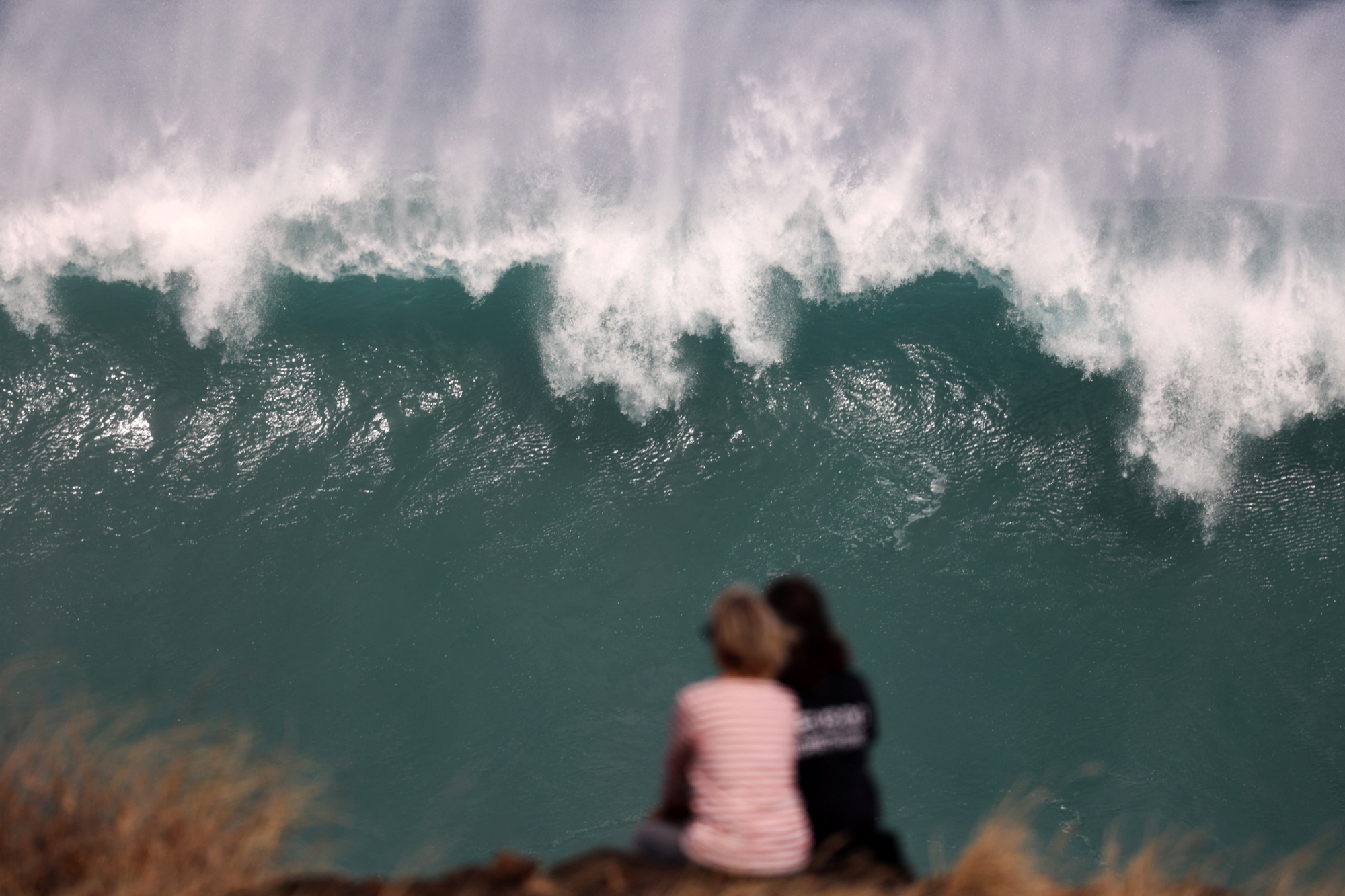 La Réunion : deux personnes happées par la forte houle