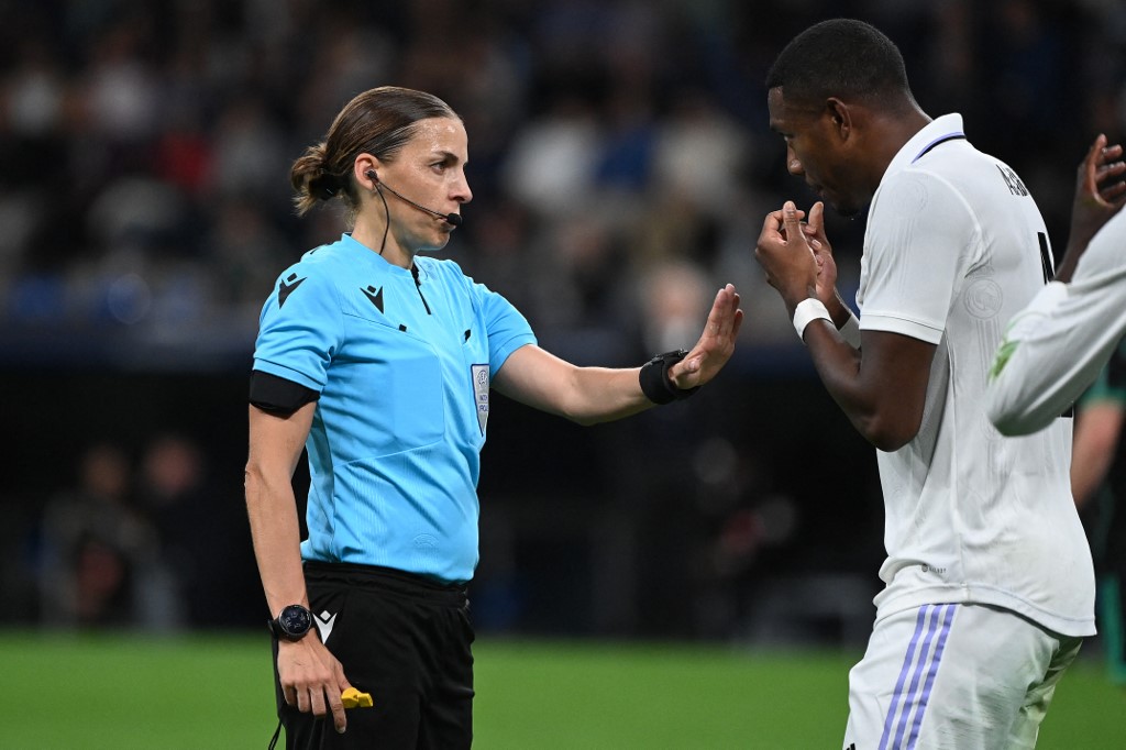 Coupe du monde 2022 : qui est Stéphanie Frappart, la première femme ...